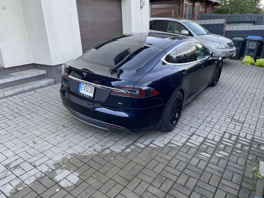 Blue Tesla Model S 2013 in Vilnius, with an engine capacity of 0.00 L and mileage of 197 thousand km for 11200 €, photo 4 on AUTOMOTO.COM.LV