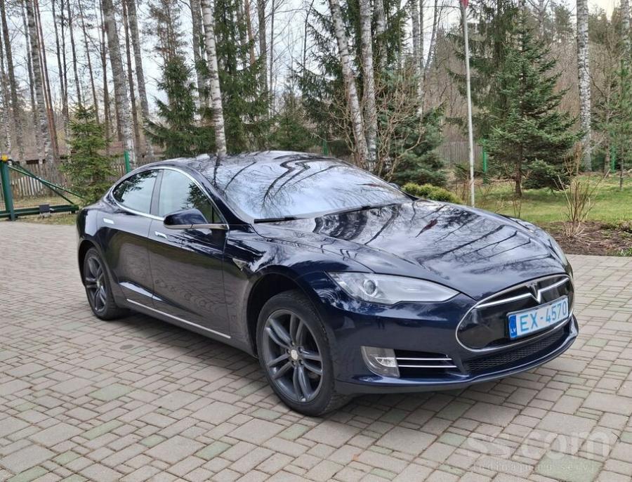 Blue Tesla Model S 2014 in Riga, with an engine capacity of 0.00 L and mileage of 273 thousand km for 10900 €, photo 3 on AUTOMOTO.COM.LV