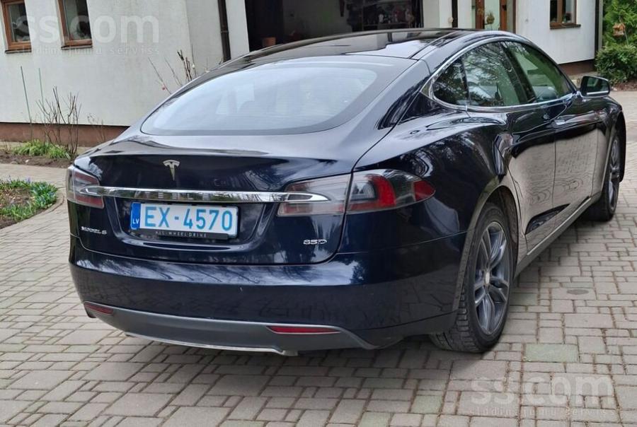 Blue Tesla Model S 2014 in Riga, with an engine capacity of 0.00 L and mileage of 273 thousand km for 10900 €, photo 4 on AUTOMOTO.COM.LV