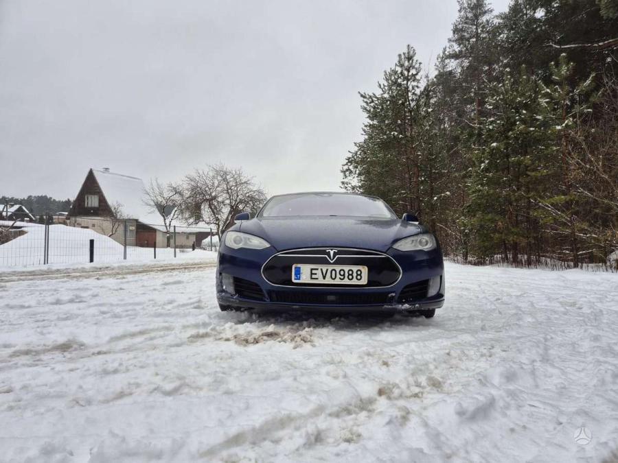 Blue Tesla Model S 2015 in Vilnius, with an engine capacity of 0.00 L and mileage of 254 thousand km for 12999 €, photo 3 on AUTOMOTO.COM.LV