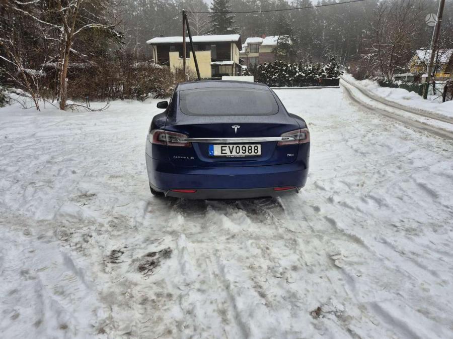 Blue Tesla Model S 2015 in Vilnius, with an engine capacity of 0.00 L and mileage of 254 thousand km for 12999 €, photo 4 on AUTOMOTO.COM.LV
