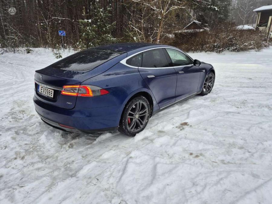 Blue Tesla Model S 2015 in Vilnius, with an engine capacity of 0.00 L and mileage of 254 thousand km for 12999 €, photo 5 on AUTOMOTO.COM.LV