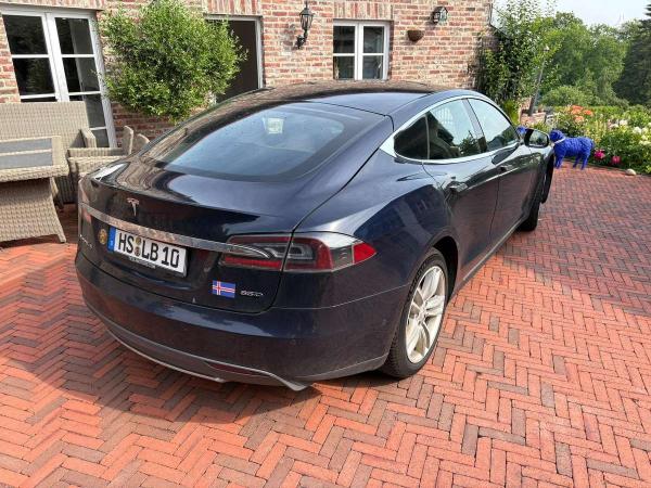 Blue Tesla Model S 2015 in Kaunas, with an engine capacity of 0.00 L and mileage of 350 thousand km for 11900 €, photo 2 on AUTOMOTO.COM.LV
