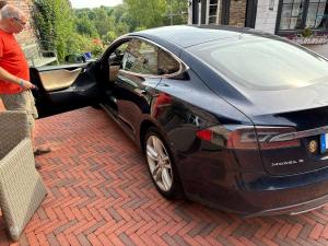 Blue Tesla Model S 2015 in Kaunas, with an engine capacity of 0.00 L and mileage of 350 thousand km for 11900 €, photo 5 on AUTOMOTO.COM.LV