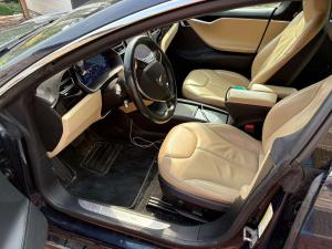 Blue Tesla Model S 2015 in Kaunas, with an engine capacity of 0.00 L and mileage of 350 thousand km for 11900 €, photo 6 on AUTOMOTO.COM.LV