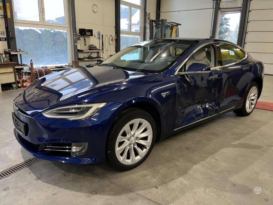 Zils Tesla Model S 2018 Alīta, ar dzinēja tilpumu 0.00 L un nobraukumu 94 tūkst. km par 13950 €, foto 1 vietnē AUTOMOTO.COM.LV