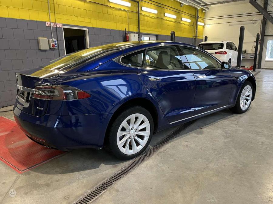 Zils Tesla Model S 2018 Alīta, ar dzinēja tilpumu 0.00 L un nobraukumu 94 tūkst. km par 13950 €, foto 3 vietnē AUTOMOTO.COM.LV