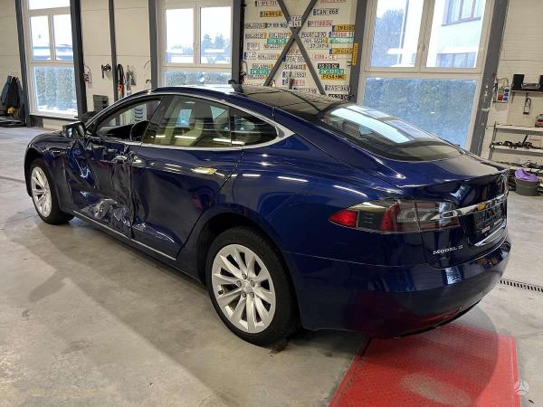 Blue Tesla Model S 2018 in Alytus, with an engine capacity of 0.00 L and mileage of 94 thousand km for 13950 €, photo 4 on AUTOMOTO.COM.LV