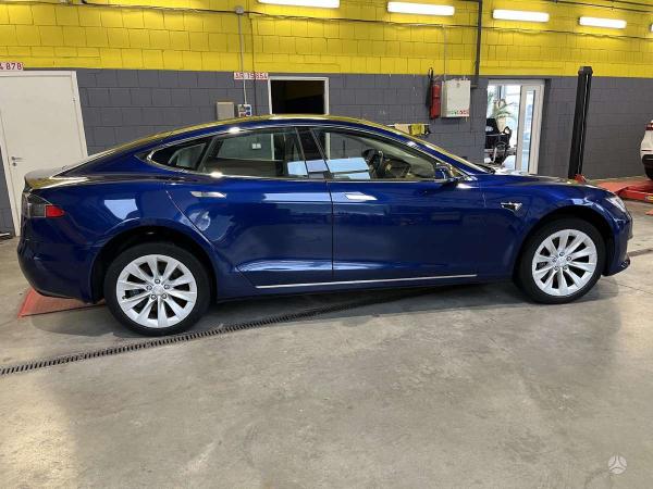 Blue Tesla Model S 2018 in Alytus, with an engine capacity of 0.00 L and mileage of 94 thousand km for 13950 €, photo 7 on AUTOMOTO.COM.LV