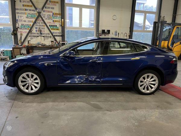 Blue Tesla Model S 2018 in Alytus, with an engine capacity of 0.00 L and mileage of 94 thousand km for 13950 €, photo 8 on AUTOMOTO.COM.LV