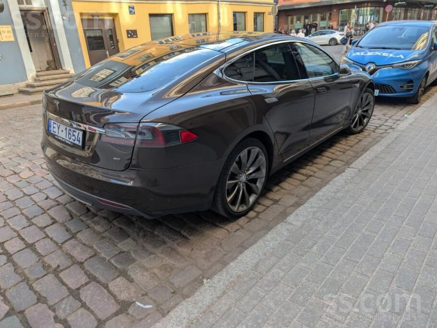 Brown Tesla Model S 2014 in Riga, with an engine capacity of 0.00 L and mileage of 177 thousand km for 15800 €, photo 6 on AUTOMOTO.COM.LV