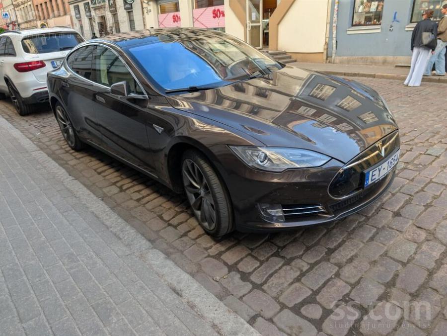 Brown Tesla Model S 2014 in Riga, with an engine capacity of 0.00 L and mileage of 177 thousand km for 15800 €, photo 7 on AUTOMOTO.COM.LV