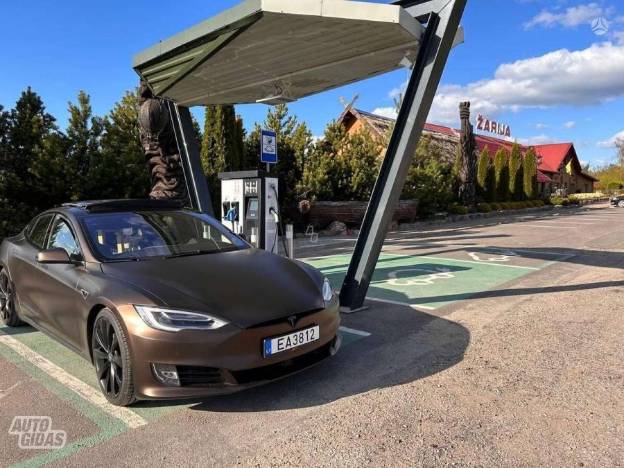 Brown Tesla Model S 2015 in Vilnius, with an engine capacity of 0.00 L and mileage of 290 thousand km for 12900 €, photo 1 on AUTOMOTO.COM.LV