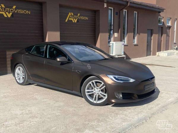 Brown Tesla Model S 2015 in Vilnius, with an engine capacity of 0.00 L and mileage of 290 thousand km for 12900 €, photo 2 on AUTOMOTO.COM.LV
