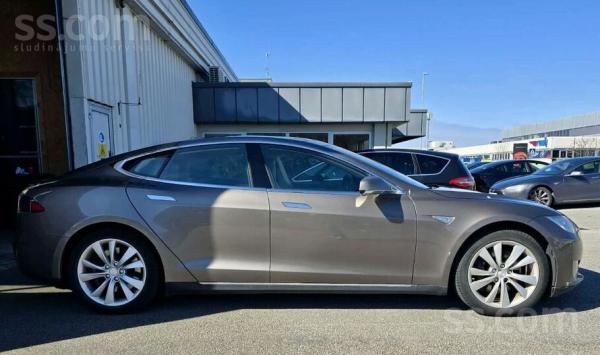 Brown Tesla Model S 2015 in Riga, with an engine capacity of 0.00 L and mileage of 208 thousand km for 13777 €, photo 3 on AUTOMOTO.COM.LV