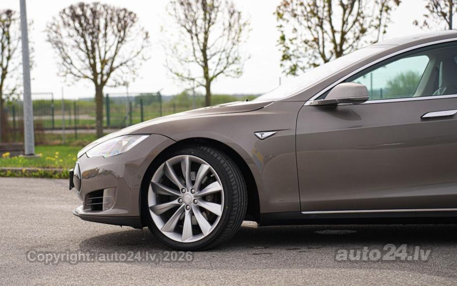Brūns Tesla Model S 2015 Tartu, ar dzinēja tilpumu 0.00 L un nobraukumu 209 tūkst. km par 18900 €, foto 10 vietnē AUTOMOTO.COM.LV