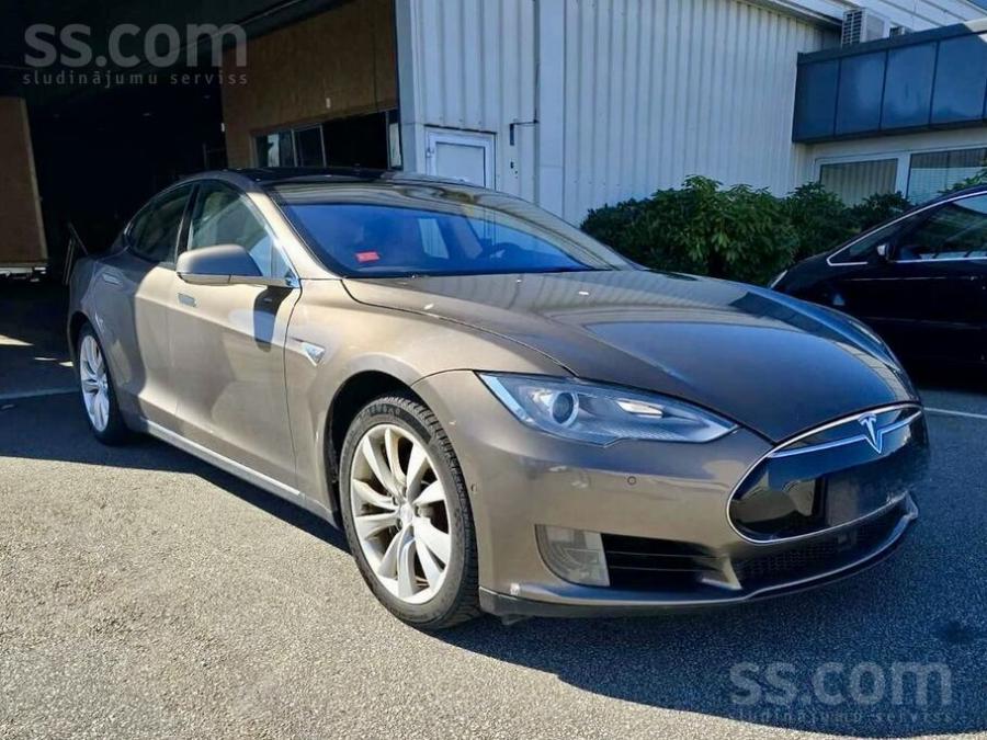 Brown Tesla Model S 2015 in Riga, with an engine capacity of 0.00 L and mileage of 236 thousand km for 15777 €, photo 1 on AUTOMOTO.COM.LV
