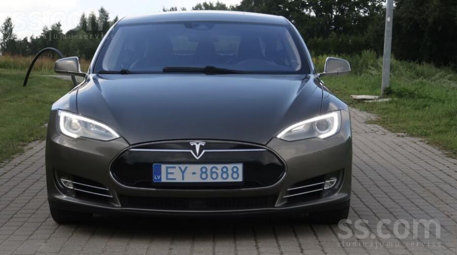 Brown Tesla Model S 2015 in Riga, with an engine capacity of 0.00 L and mileage of 196 thousand km for 14600 €, photo 9 on AUTOMOTO.COM.LV