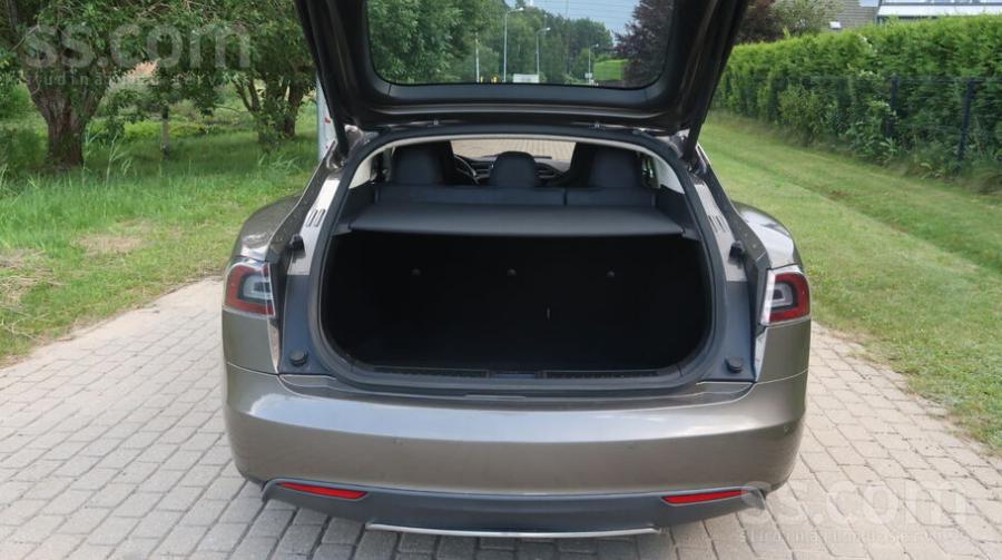 Brown Tesla Model S 2015 in Riga, with an engine capacity of 0.00 L and mileage of 196 thousand km for 14600 €, photo 18 on AUTOMOTO.COM.LV