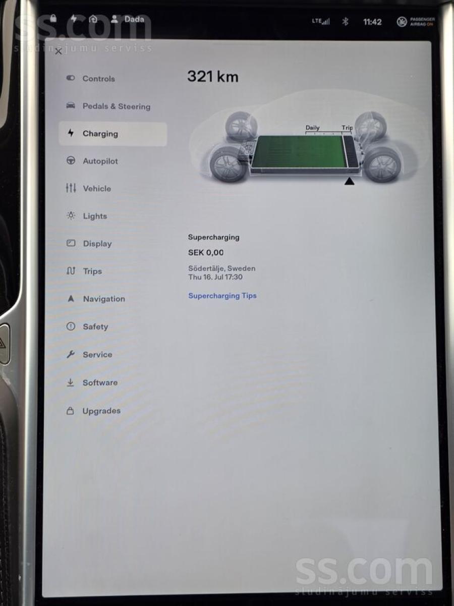 Brown Tesla Model S 2015 in Riga, with an engine capacity of 0.00 L and mileage of 196 thousand km for 14600 €, photo 19 on AUTOMOTO.COM.LV