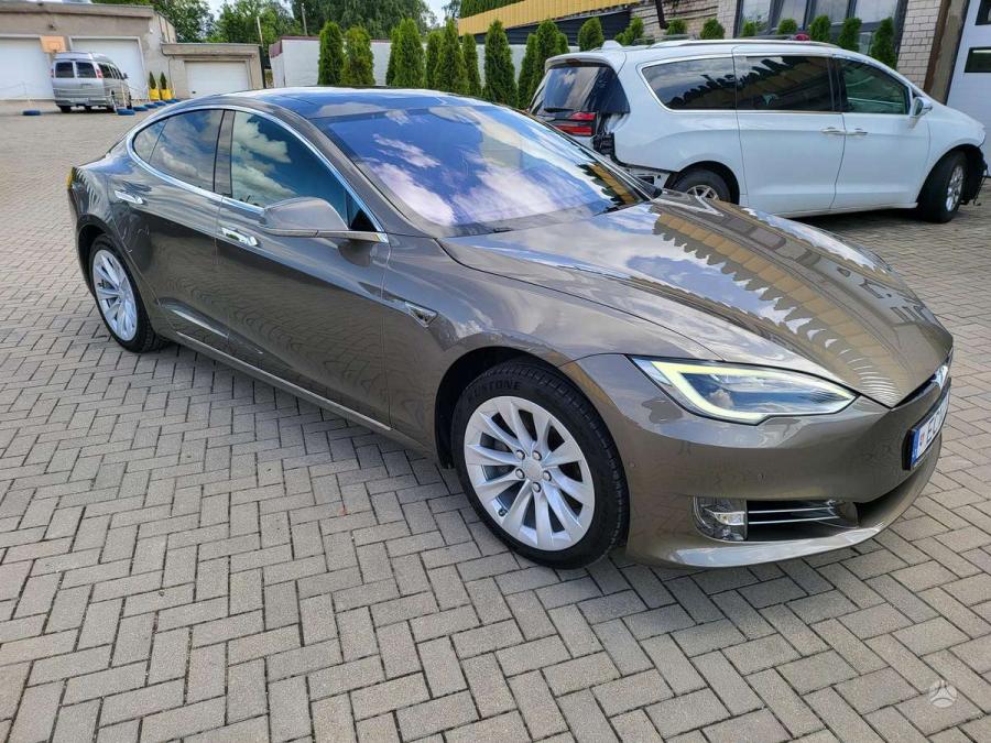 Brown Tesla Model S 2016 in Siauliai, with an engine capacity of 0.00 L and mileage of 149 thousand km for 16900 €, photo 6 on AUTOMOTO.COM.LV