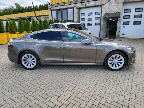 Brown Tesla Model S 2016 in Siauliai, with an engine capacity of 0.00 L and mileage of 149 thousand km for 16900 €, photo 7 on AUTOMOTO.COM.LV