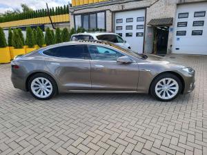 Brown Tesla Model S 2016 in Siauliai, with an engine capacity of 0.00 L and mileage of 149 thousand km for 16900 €, photo 8 on AUTOMOTO.COM.LV