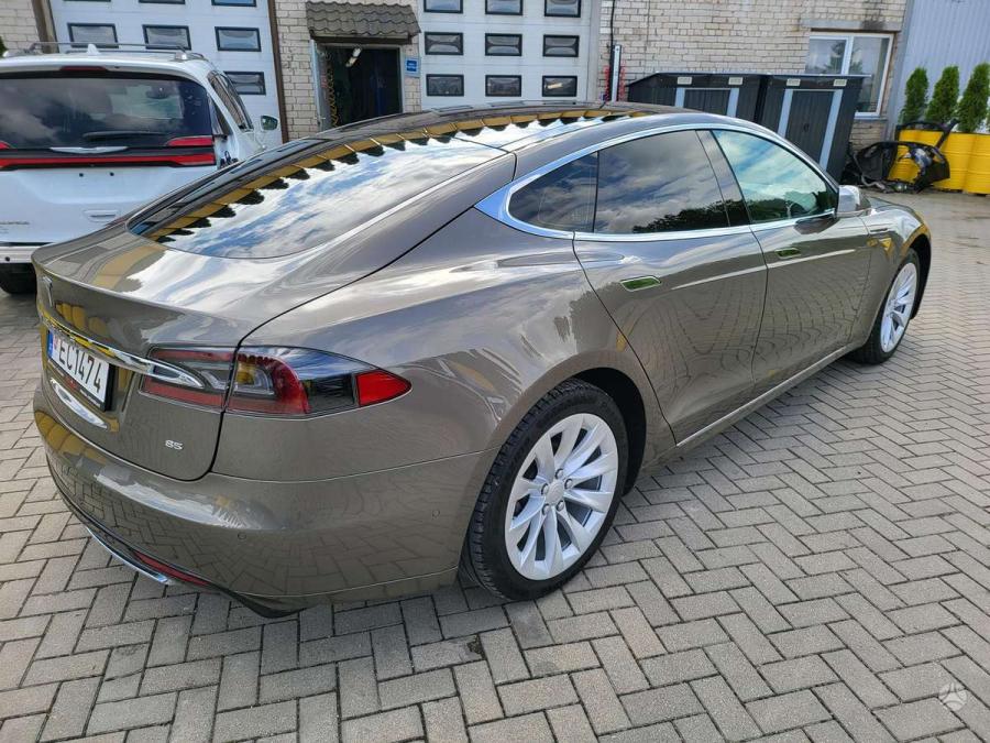 Brown Tesla Model S 2016 in Siauliai, with an engine capacity of 0.00 L and mileage of 149 thousand km for 16900 €, photo 10 on AUTOMOTO.COM.LV