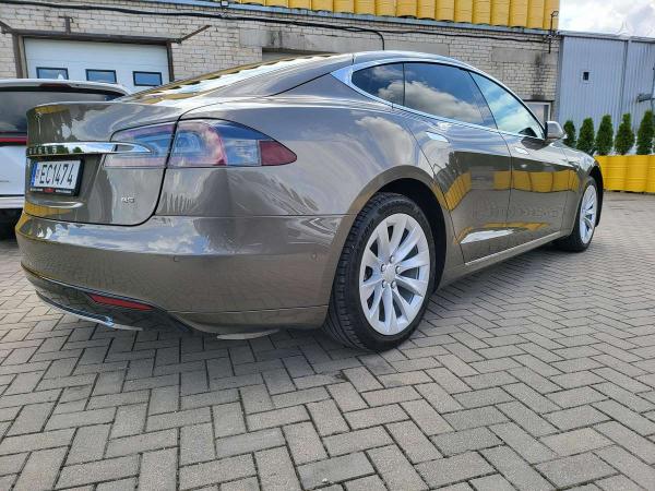 Brown Tesla Model S 2016 in Siauliai, with an engine capacity of 0.00 L and mileage of 149 thousand km for 16900 €, photo 10 on AUTOMOTO.COM.LV