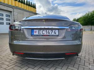 Brown Tesla Model S 2016 in Siauliai, with an engine capacity of 0.00 L and mileage of 149 thousand km for 16900 €, photo 13 on AUTOMOTO.COM.LV