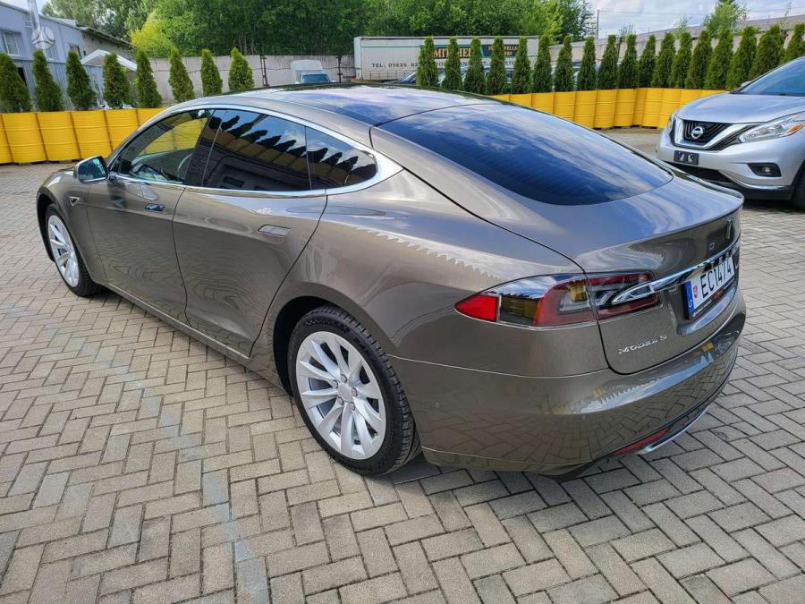 Brown Tesla Model S 2016 in Siauliai, with an engine capacity of 0.00 L and mileage of 149 thousand km for 16900 €, photo 14 on AUTOMOTO.COM.LV