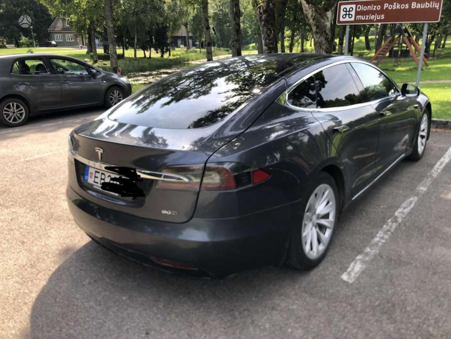 Grey Tesla Model S 2017 in Taurage, with an engine capacity of 0.00 L and mileage of 155 thousand km for 19100 €, photo 4 on AUTOMOTO.COM.LV