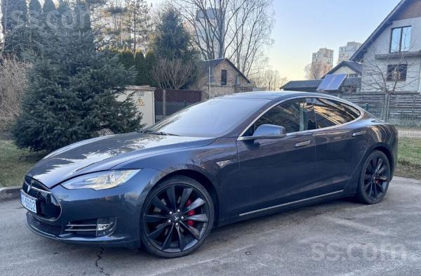 Grey Tesla Model S 2013 in Riga, with an engine capacity of 0.00 L and mileage of 153 thousand km for 12777 €, photo 1 on AUTOMOTO.COM.LV