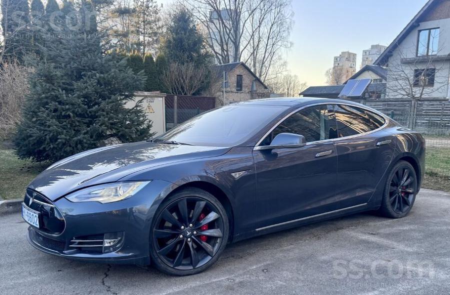 Grey Tesla Model S 2013 in Riga, with an engine capacity of 0.00 L and mileage of 153 thousand km for 12777 €, photo 1 on AUTOMOTO.COM.LV
