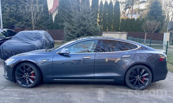 Grey Tesla Model S 2013 in Riga, with an engine capacity of 0.00 L and mileage of 153 thousand km for 12777 €, photo 2 on AUTOMOTO.COM.LV