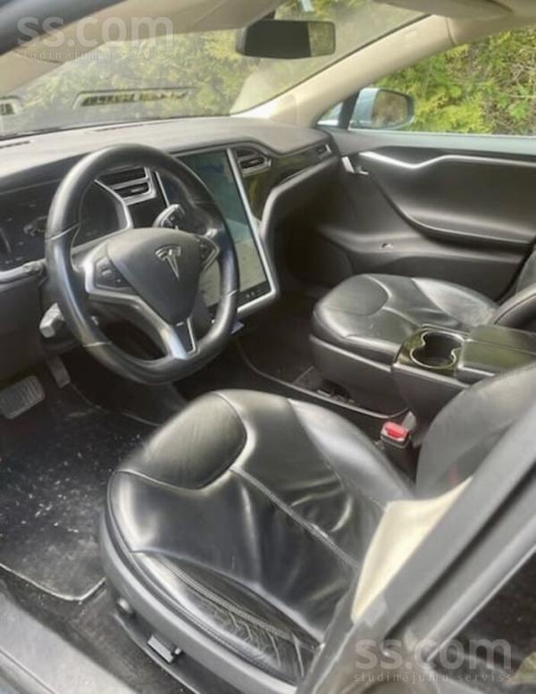 Grey Tesla Model S 2013 in Riga, with an engine capacity of 0.00 L and mileage of 153 thousand km for 12777 €, photo 3 on AUTOMOTO.COM.LV