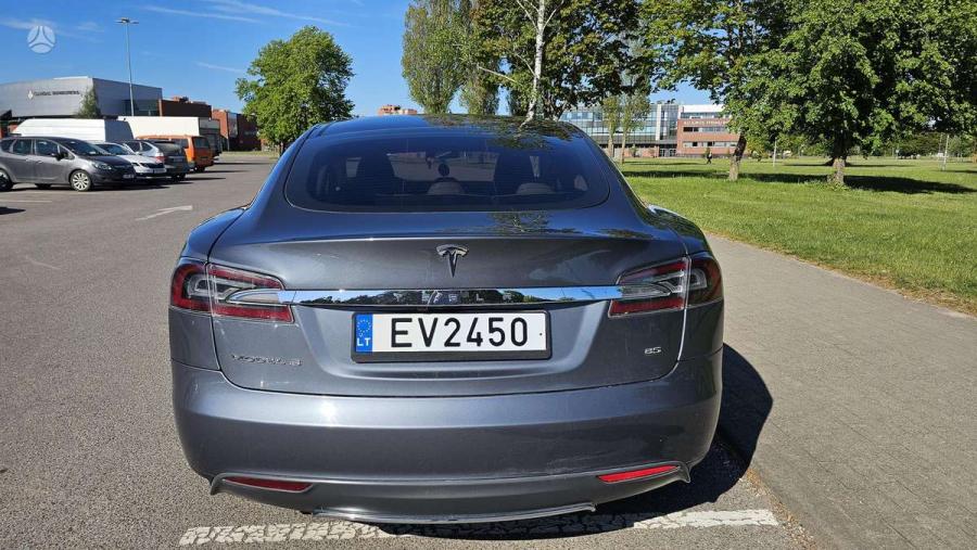 Pelēks Tesla Model S 2013 Klaipėda, ar dzinēja tilpumu 0.00 L un nobraukumu 256 tūkst. km par 12300 €, foto 4 vietnē AUTOMOTO.COM.LV