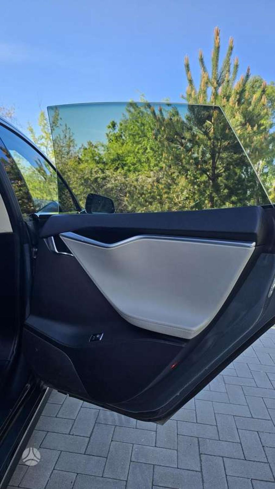 Pelēks Tesla Model S 2013 Klaipėda, ar dzinēja tilpumu 0.00 L un nobraukumu 256 tūkst. km par 12300 €, foto 10 vietnē AUTOMOTO.COM.LV