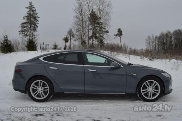 Grey Tesla Model S 2014 in Tartu, with an engine capacity of 0.00 L and mileage of 204 thousand km for 13900 €, photo 4 on AUTOMOTO.COM.LV