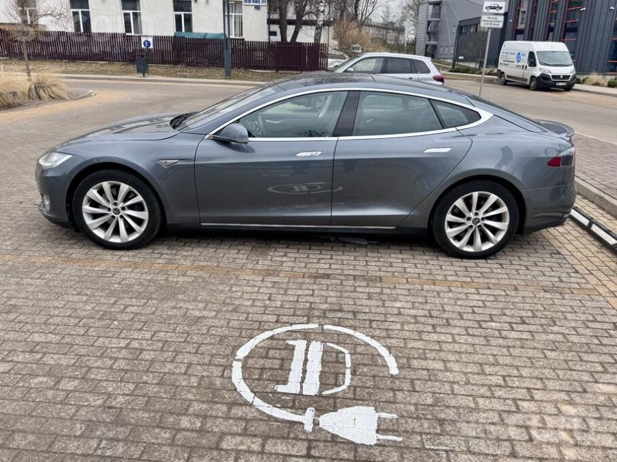 Grey Tesla Model S 2014 in Riga, with an engine capacity of 0.00 L and mileage of 256 thousand km for 10777 €, photo 2 on AUTOMOTO.COM.LV