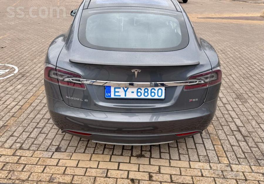 Grey Tesla Model S 2014 in Riga, with an engine capacity of 0.00 L and mileage of 256 thousand km for 10777 €, photo 3 on AUTOMOTO.COM.LV