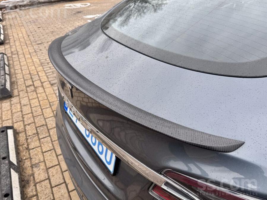 Grey Tesla Model S 2014 in Riga, with an engine capacity of 0.00 L and mileage of 256 thousand km for 10777 €, photo 4 on AUTOMOTO.COM.LV
