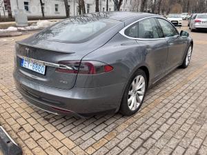 Grey Tesla Model S 2014 in Riga, with an engine capacity of 0.00 L and mileage of 256 thousand km for 10777 €, photo 5 on AUTOMOTO.COM.LV