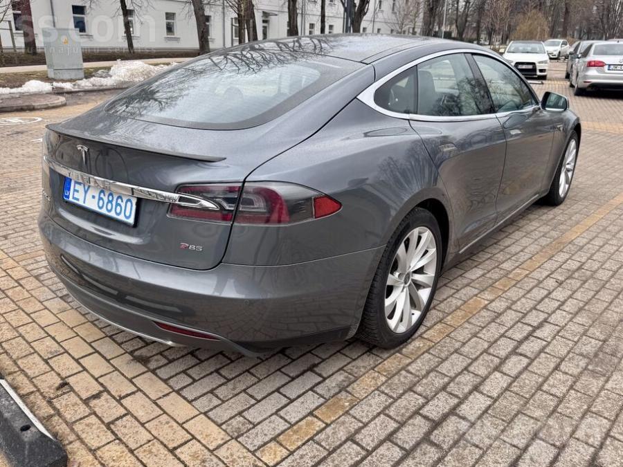 Grey Tesla Model S 2014 in Riga, with an engine capacity of 0.00 L and mileage of 256 thousand km for 10777 €, photo 5 on AUTOMOTO.COM.LV