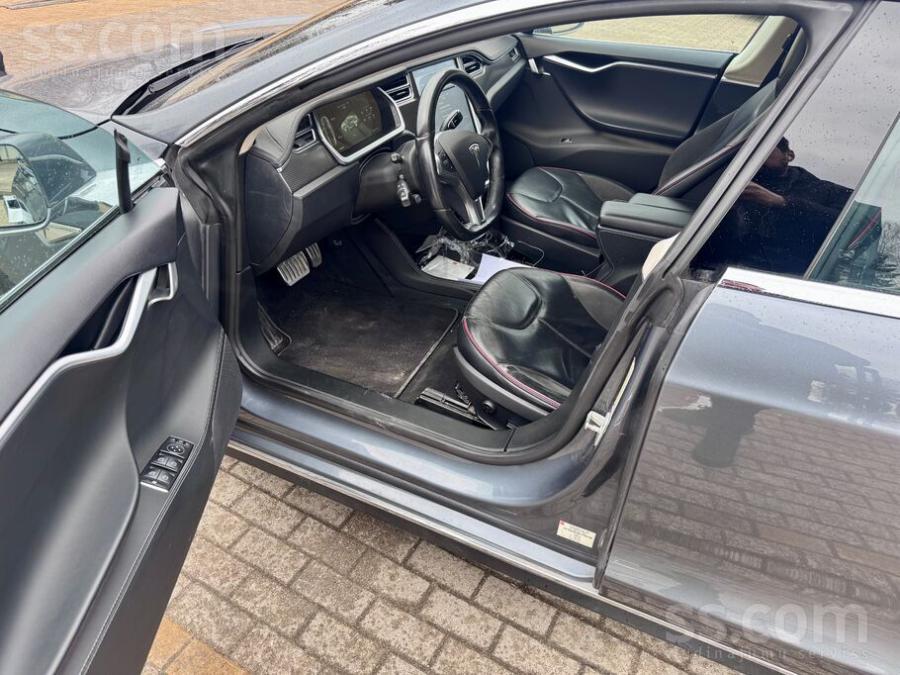 Grey Tesla Model S 2014 in Riga, with an engine capacity of 0.00 L and mileage of 256 thousand km for 10777 €, photo 13 on AUTOMOTO.COM.LV