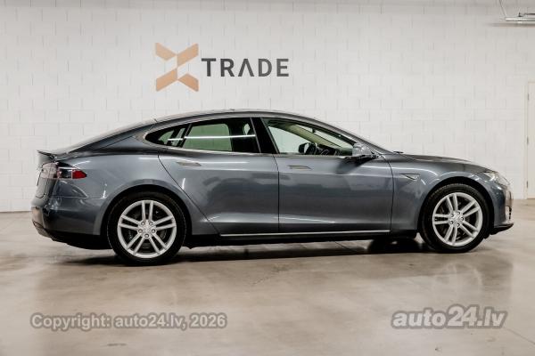 Pelēks Tesla Model S 2014 Pērnava, ar dzinēja tilpumu 0.00 L un nobraukumu 259 tūkst. km par 13900 €, foto 8 vietnē AUTOMOTO.COM.LV