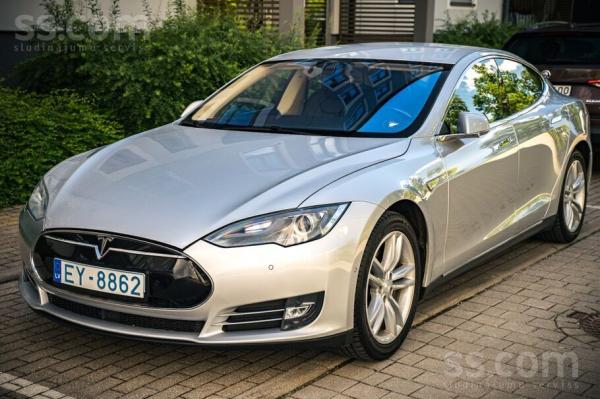Pelēks Tesla Model S 2014 Rīga, ar dzinēja tilpumu 0.00 L un nobraukumu 206 tūkst. km par 13990 €, foto 1 vietnē AUTOMOTO.COM.LV