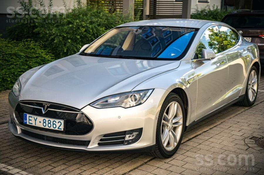 Grey Tesla Model S 2014 in Riga, with an engine capacity of 0.00 L and mileage of 206 thousand km for 13990 €, photo 1 on AUTOMOTO.COM.LV