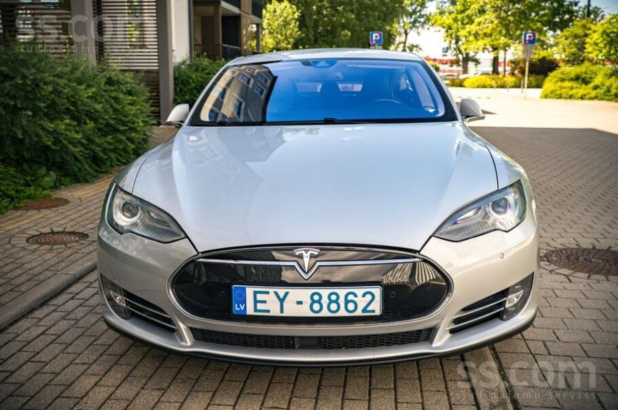 Grey Tesla Model S 2014 in Riga, with an engine capacity of 0.00 L and mileage of 206 thousand km for 13990 €, photo 3 on AUTOMOTO.COM.LV