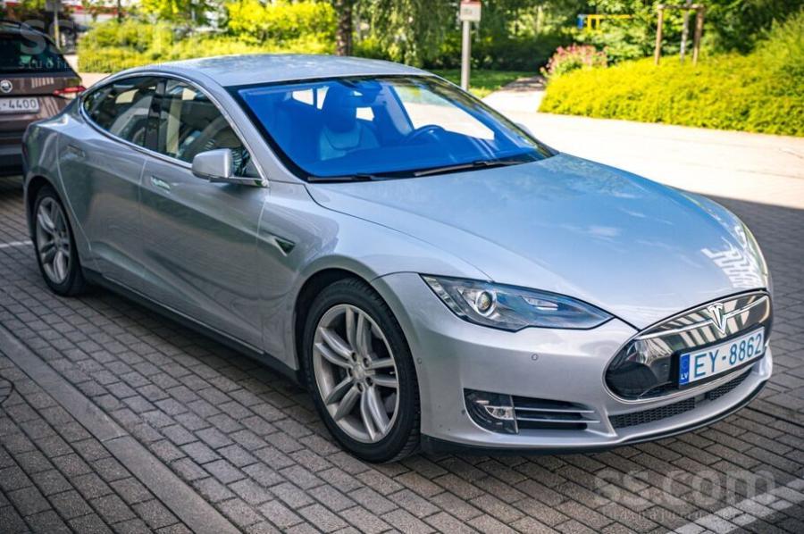 Grey Tesla Model S 2014 in Riga, with an engine capacity of 0.00 L and mileage of 206 thousand km for 13990 €, photo 4 on AUTOMOTO.COM.LV